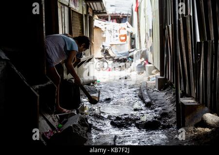 Slum scene cebu city philippines Stock Photo - Alamy