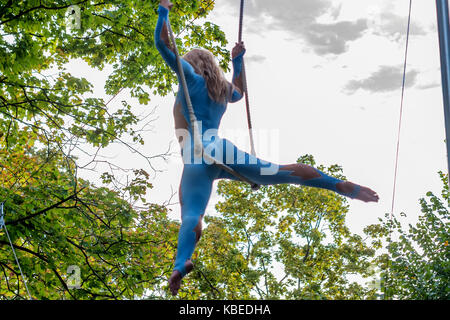 Female trapeze artist Stock Photo: 43303085 - Alamy