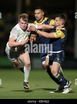 Saracens Nick Tompkins is tackled by Worcester Warriors Jono Kitto ...