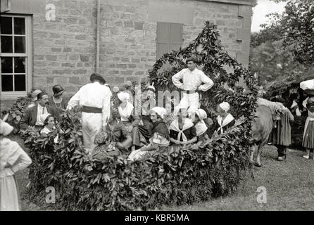 Escenas de la fiesta de la Beneficencia en la Torre Satrustegui (5 de ...