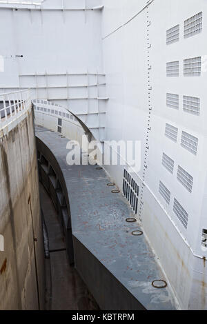Fragment construction floating gate overlying marine fairway in the ...