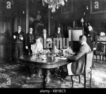 Herzog und Herzogin von Arenberg beim Essen, Rothe, 1906 Stock Photo ...