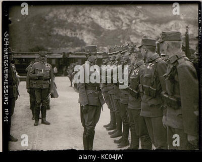 Parade des Infanterieregiments Nr. 59 vor Kaiser Karl in Trient Stock ...