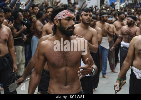 Piraeus, Greece. 1st Oct, 2017. On the day of Ashura, Shia Muslim men ...