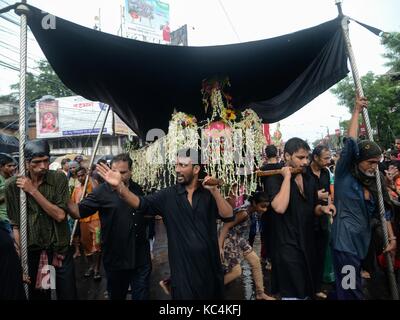 Kolkata, India. 1st Oct, 2017. Shi'ite Muslims performing Matam during ...
