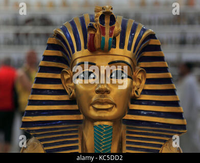 Tutankhamun's death mask replica in an alabaster factory in Luxor ...