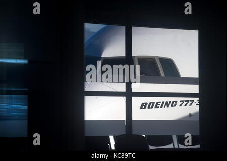 Emirates Boeing 777 at Newcastle International Airport Stock Photo - Alamy