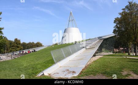 Modern Technical University of Delft Library, Delft University Campus ...