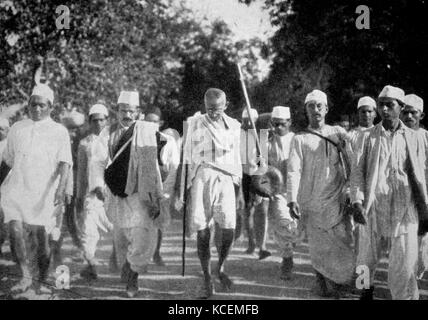 Mahatma Gandhi during the salt satyagraha India 1930 Stock Photo ...