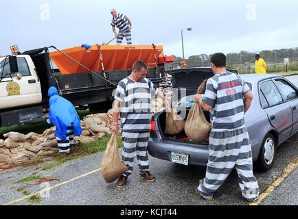 Sharpes, United States. 05th Oct, 2017. Prisoners from the Brevard ...