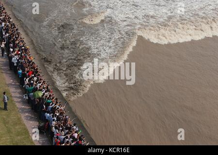 Haining, China's Zhejiang Province. 7th Oct, 2017. People watch one ...