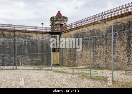 Fort Madison, Iowa, USA. 7th May, 2017. More than 5000 visitors waited ...