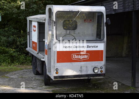 Battery powered electric milk float making deliveries in Oxford England ...