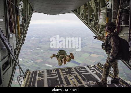 Airmen with the 321st Special Tactics Squadron, 352 Special Operations ...