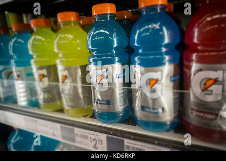 gatorade on a store shelf supermarket north america Stock Photo - Alamy