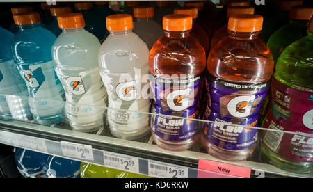 gatorade on a store shelf supermarket north america Stock Photo - Alamy