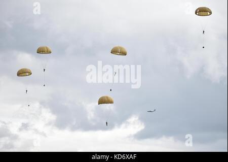 French soldiers with the Airborne Combined Joint Expeditionary Force ...