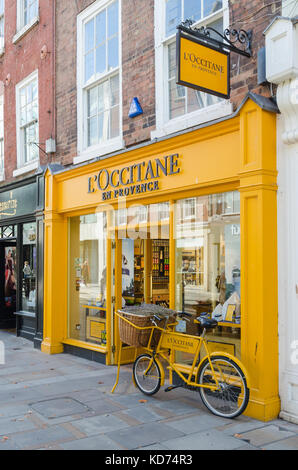 Shops and shoppers in Worcester High Street Stock Photo - Alamy