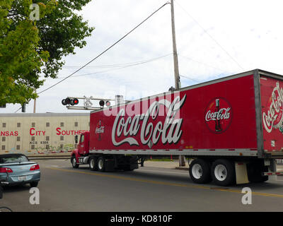 COCA-COLA DELIVERY TRUCK CROSSING AN INTERSECTION IN DOWNTOWN LOS Stock ...
