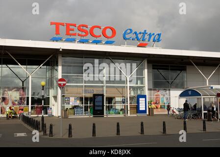 Front entrance of the Tesco Extra supermarket on Portman Road, Reading ...
