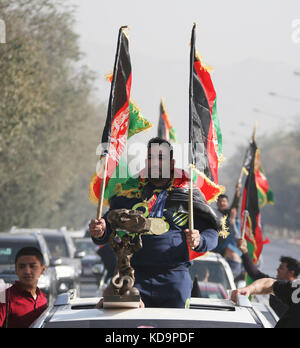 (1710011) -- KABUL, Oct. 11 (Xinhua) -- Afghan body building champion ...
