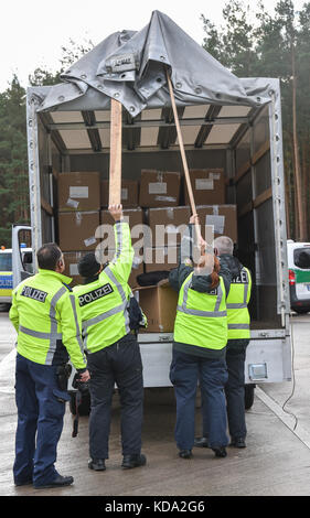 Briesen, Germany. 12th Oct, 2017. A man's luggage being checked with a ...