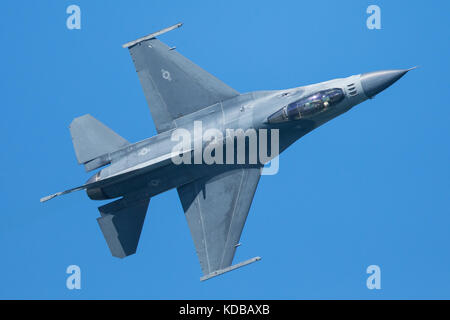 F-16 Fighting Falcon in a very close top view Stock Photo - Alamy