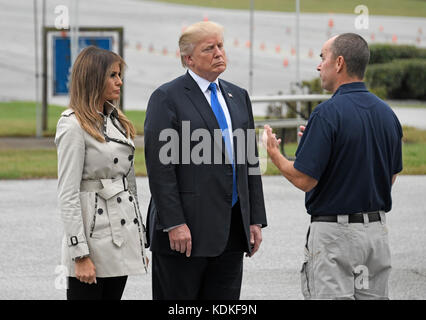 An unidentified United States Secret Service agent speaks with US Stock ...