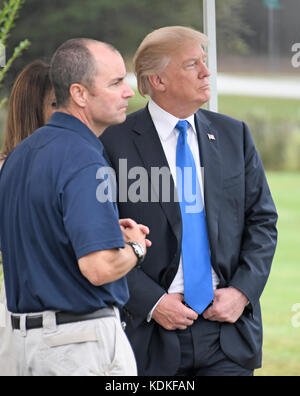 An unidentified United States Secret Service agent speaks with US ...