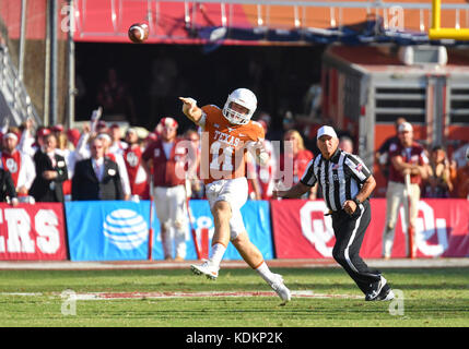 Texas quarterback Sam Ehlinger (11) looks to pass against Baylor in an ...