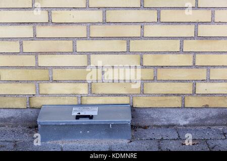 Catch rat trap box Stock Photo - Alamy