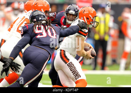 Cleveland Browns defensive end Jadeveon Clowney (90) celebrates a ...