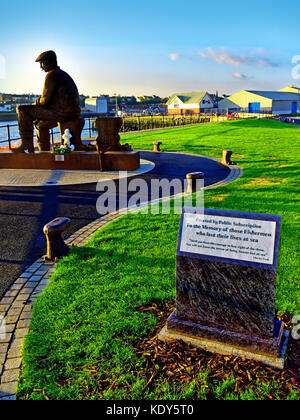 Fiddler's Green - Fisherman Statue - North Shields Stock Photo - Alamy