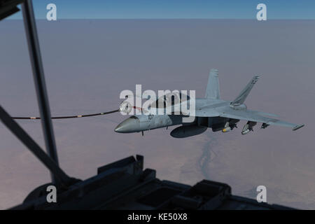 F/A-18 Super Hornet Refueling Stock Photo - Alamy