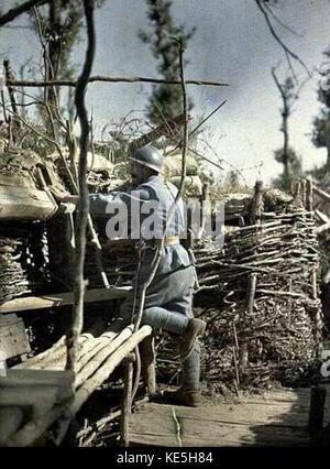 WWI - Trench warfare - French soldiers before Verdun throwing hand ...