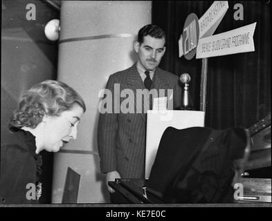 20816 Vernon Lyle in Beales window Stock Photo - Alamy