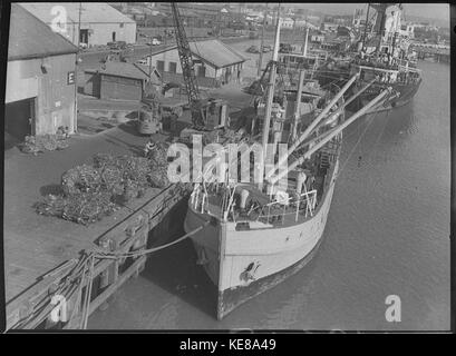 32755 HMAS Woomera Stock Photo - Alamy