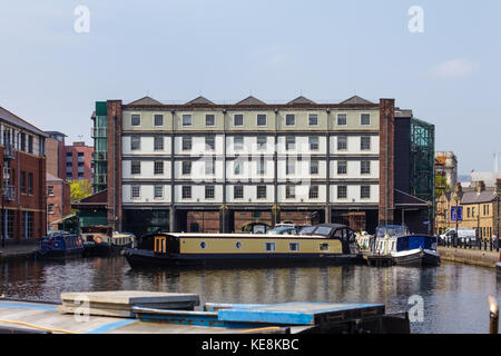 The straddle warehouse on the Sheffield canal wharf England UK, listed ...