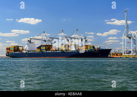 Cranes unloading ship at Port Melbourne container terminal Stock Photo ...