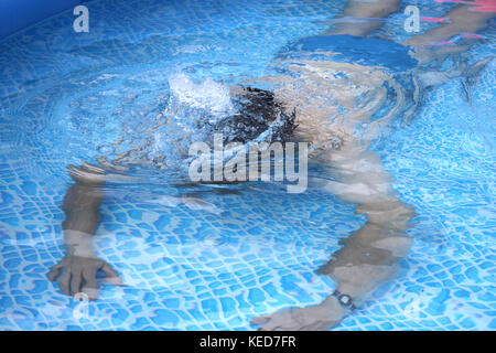 Mann taucht im Pool unter Wasser Stock Photo - Alamy