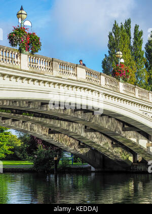 Commuters on Reading Bridge, Reading, Berkshire, England, UK, GB Stock ...