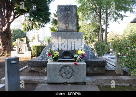 The grave of Japanese wartime leader, Hideki Tojo in Zoshigaya Cemetery ...