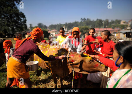 Kathmandu, Nepal. 19th Oct, 2017. A woman makes a rongoli on Laxmi puja ...