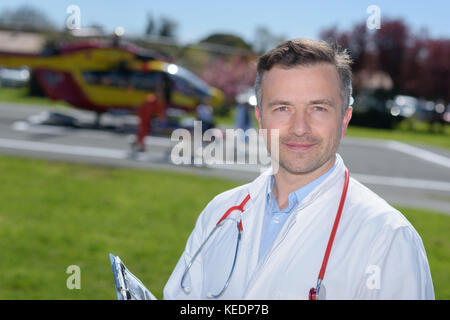 a doctor standing by a helicopter Stock Photo - Alamy