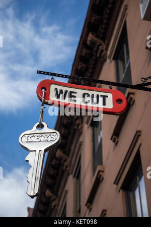 Locksmith shop sign key Stock Photo - Alamy