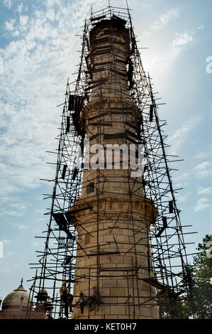 Workers cleaning the Taj Mahal,Agra,Uttar Pradesh,India Stock Photo - Alamy