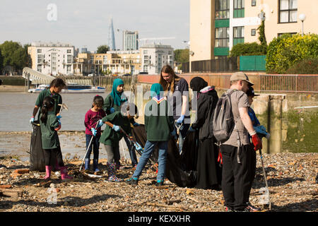 Volunteer clean up of the river Thames in London. Plastic pollution in ...