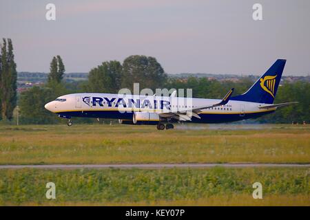 Ryanair Plane Landing Stock Photo - Alamy