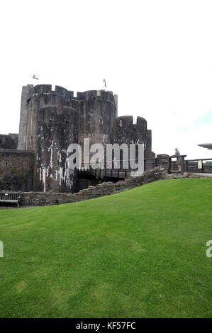 Gatehouse and drawbridge. Caerphilly Castle Stock Photo - Alamy