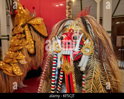 Traditional Rangda puppet mask - demon queen of the Leyaks in Bali ...